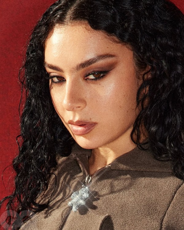 Charli XCX: um raio-x nas produções de beleza da cantora