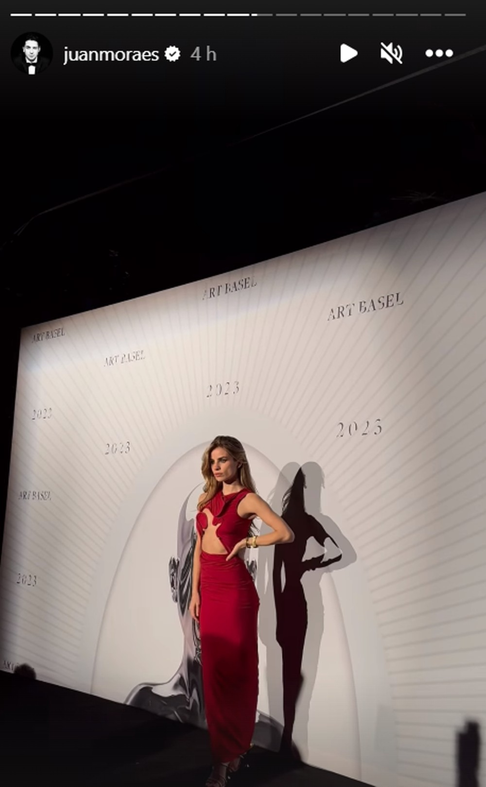 Giulia Be surge sorridente com o namorado em evento