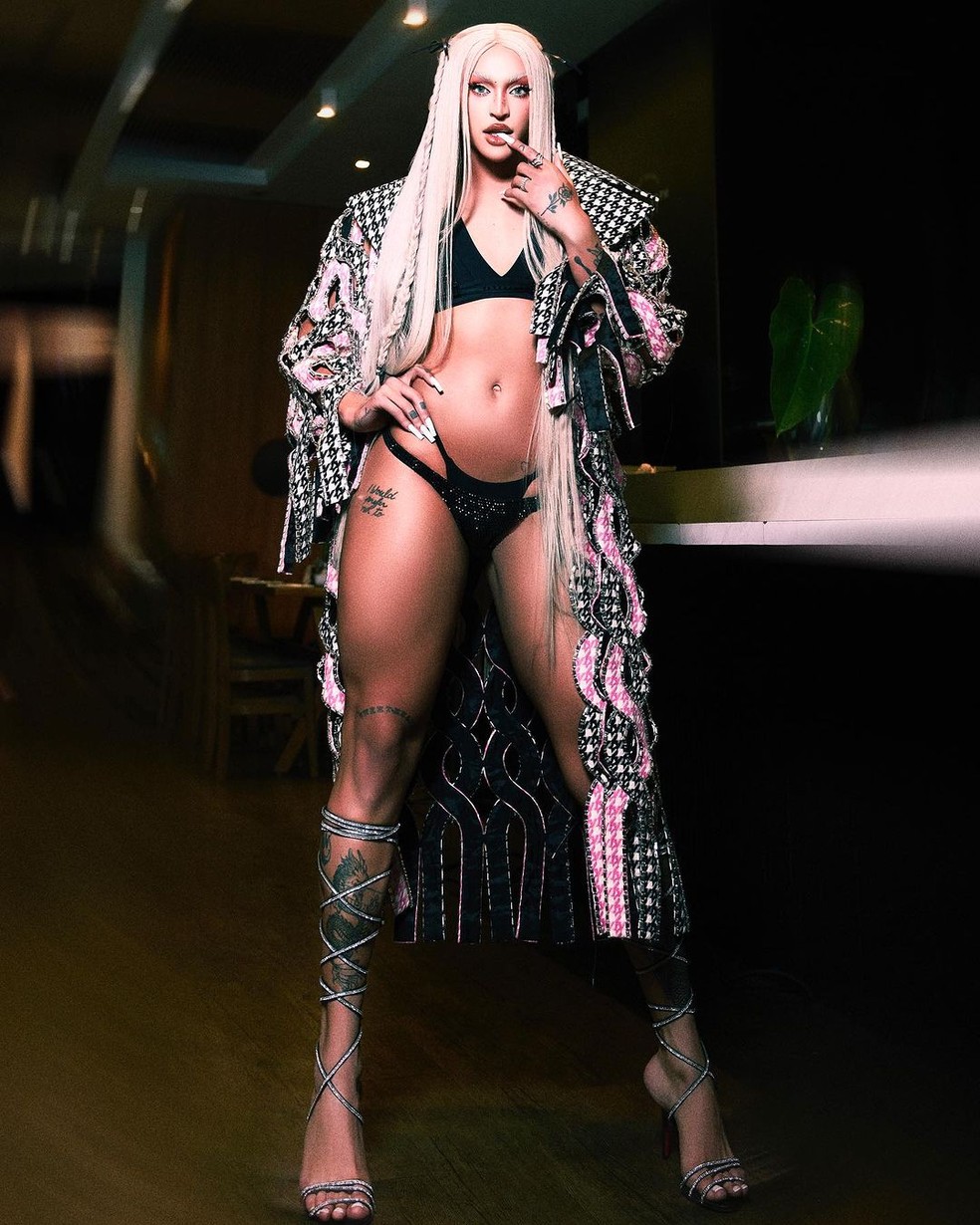 Pabllo Vittar eleva a temperatura com look sexy: 'me chama de penetra'