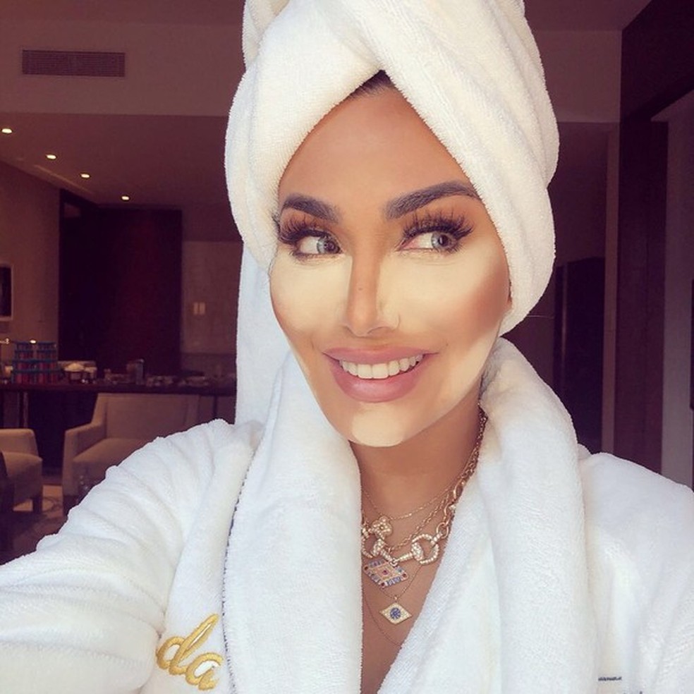 Huda Beauty lança pó translúcido com diversidade de tons