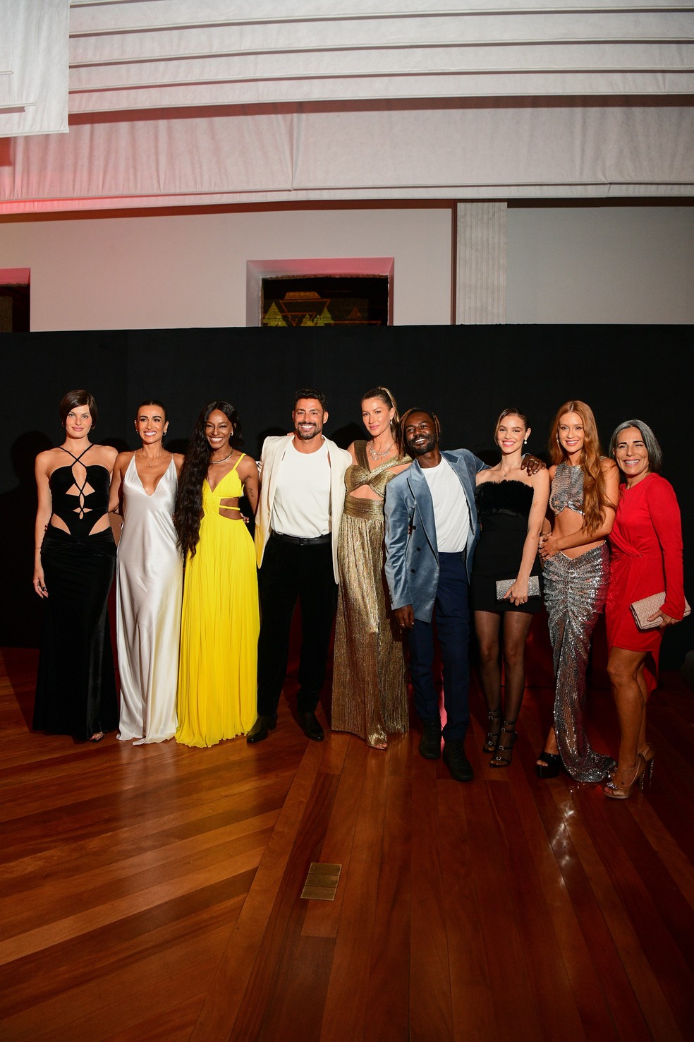 Gisele Bündchen curte festa em São Paulo com direito a encontro de gêmeas