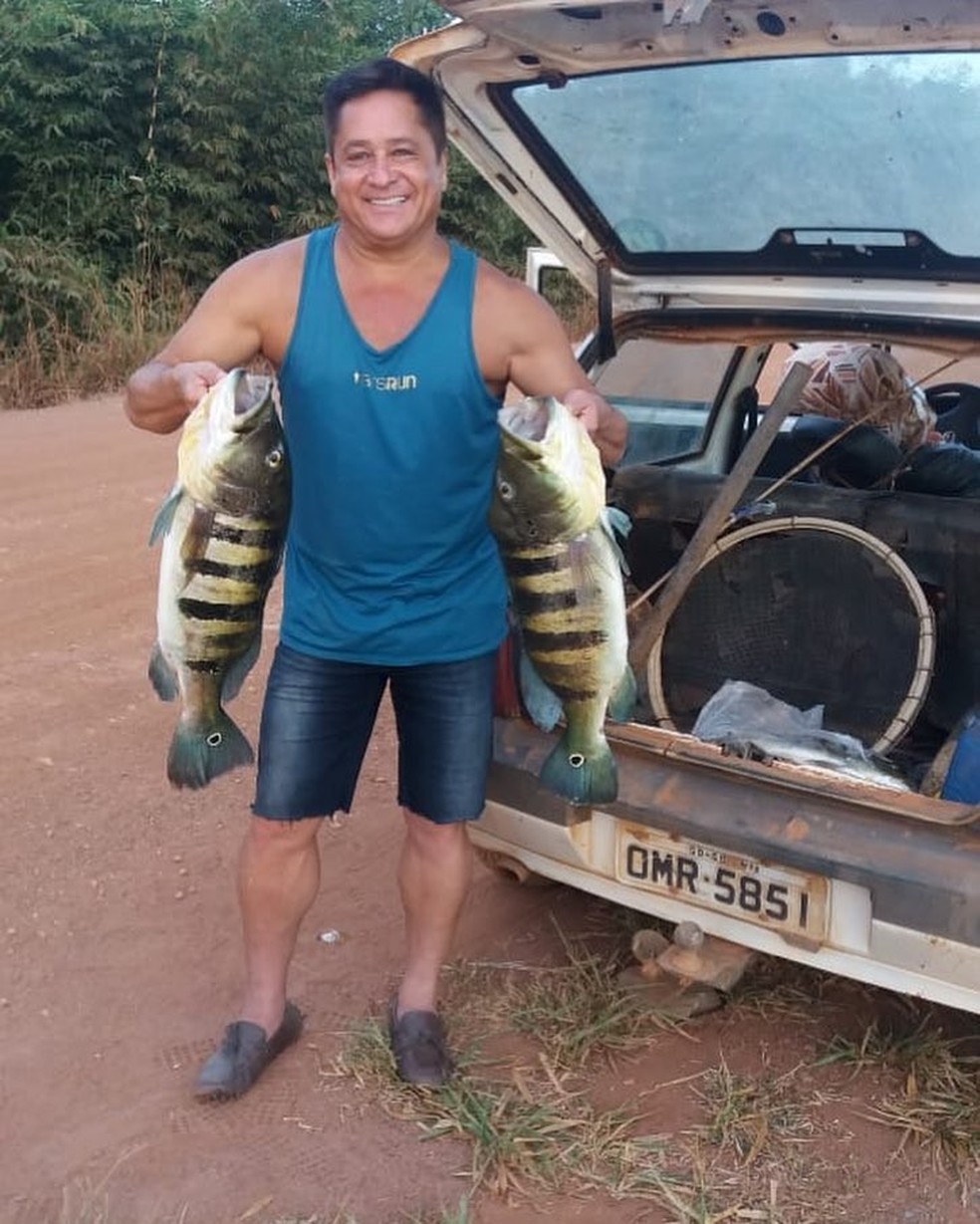 Leonardo curte tarde de pescaria e mostra resultado: 'Aqui pega mesmo'