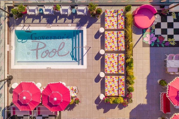 Barbiecore: conheça hotéis pelo mundo com a estética cor de rosa