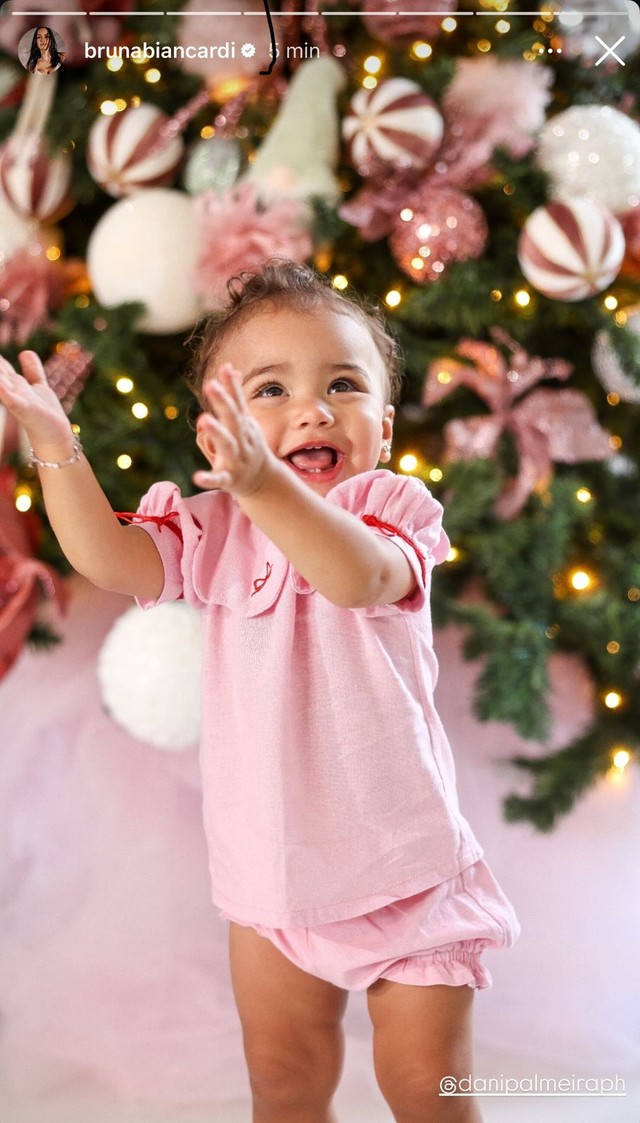 Bruna Biancardi encanta com foto de Natal de Mavie