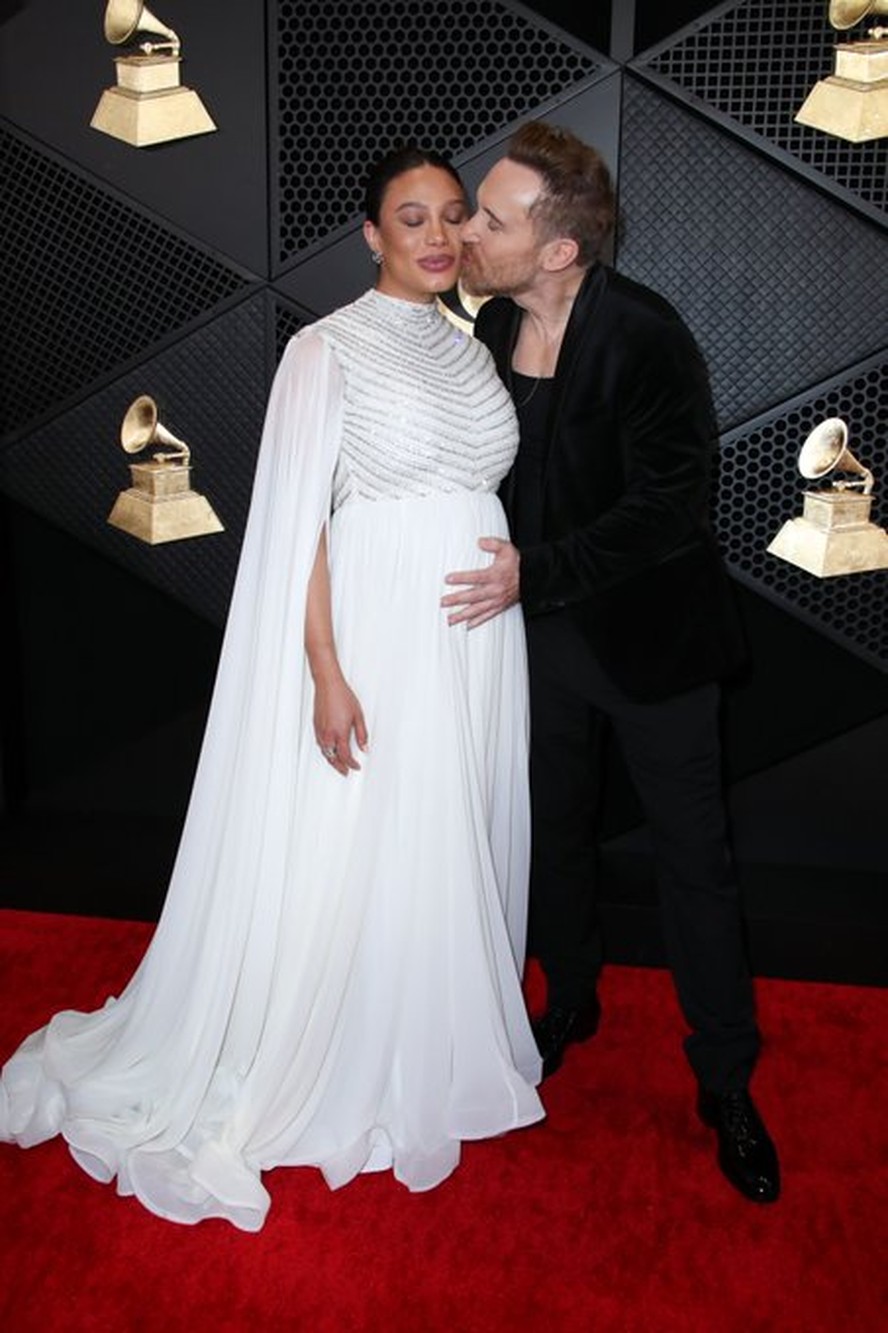 Grammy 2024: David Guetta se derrete por namorada grávida no tapete ...