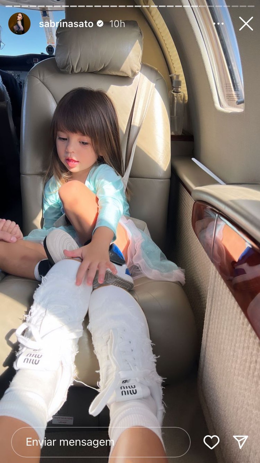 Sabrina Sato mostra Zoe em jatinho da família