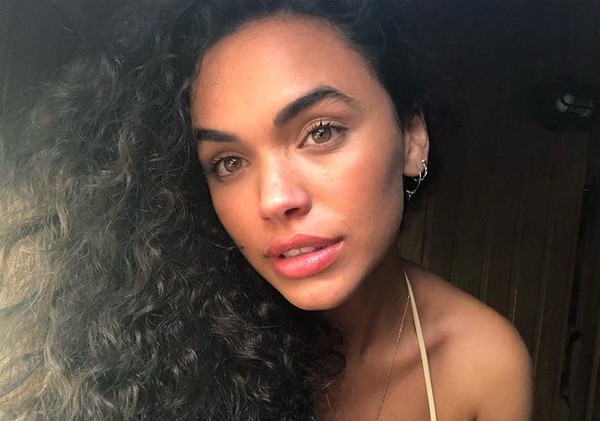 Giovanna Cordeiro posa de biquíni e ganha elogios de colegas de elenco