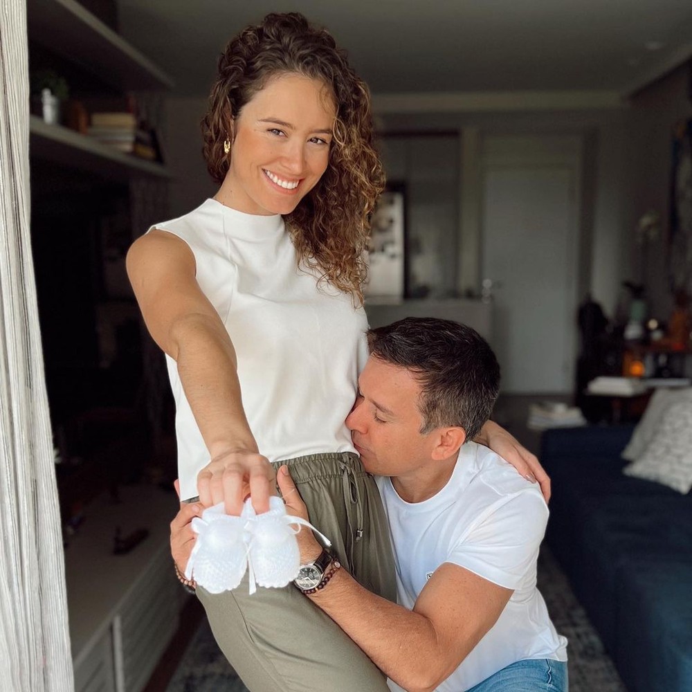 Amanda Ritcher mostra primeira foto da filha recém-nascida em casa