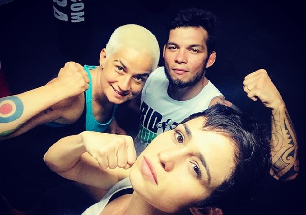Nanda Costa e Lan Lahn posam juntas após aula de MMA