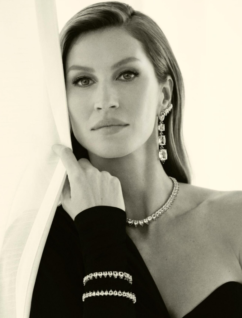 Gisele Bündchen celebra o mês de dezembro com joias poderosas