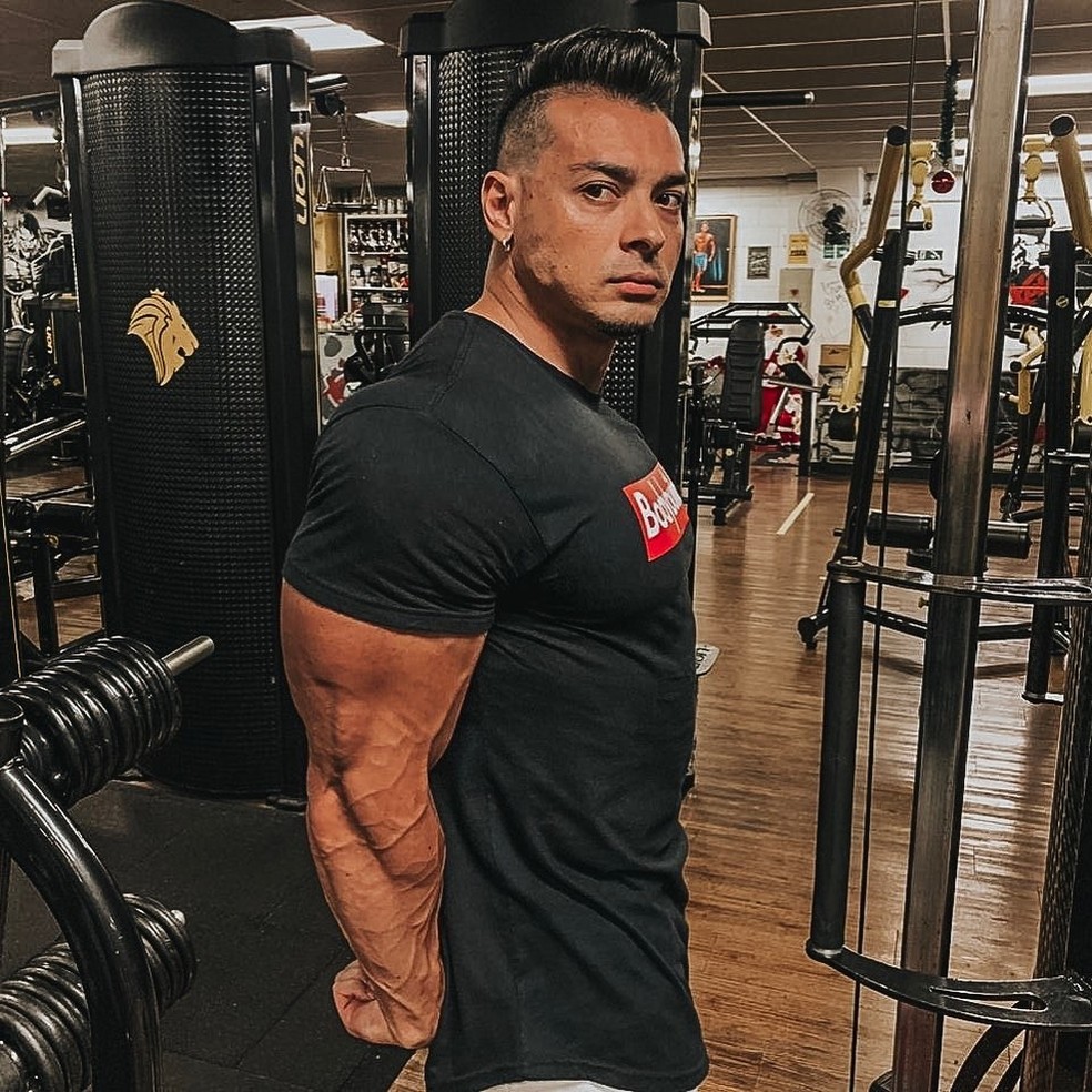 Felipe Franco exibe veias saltadas e ganha incentivo dos fãs