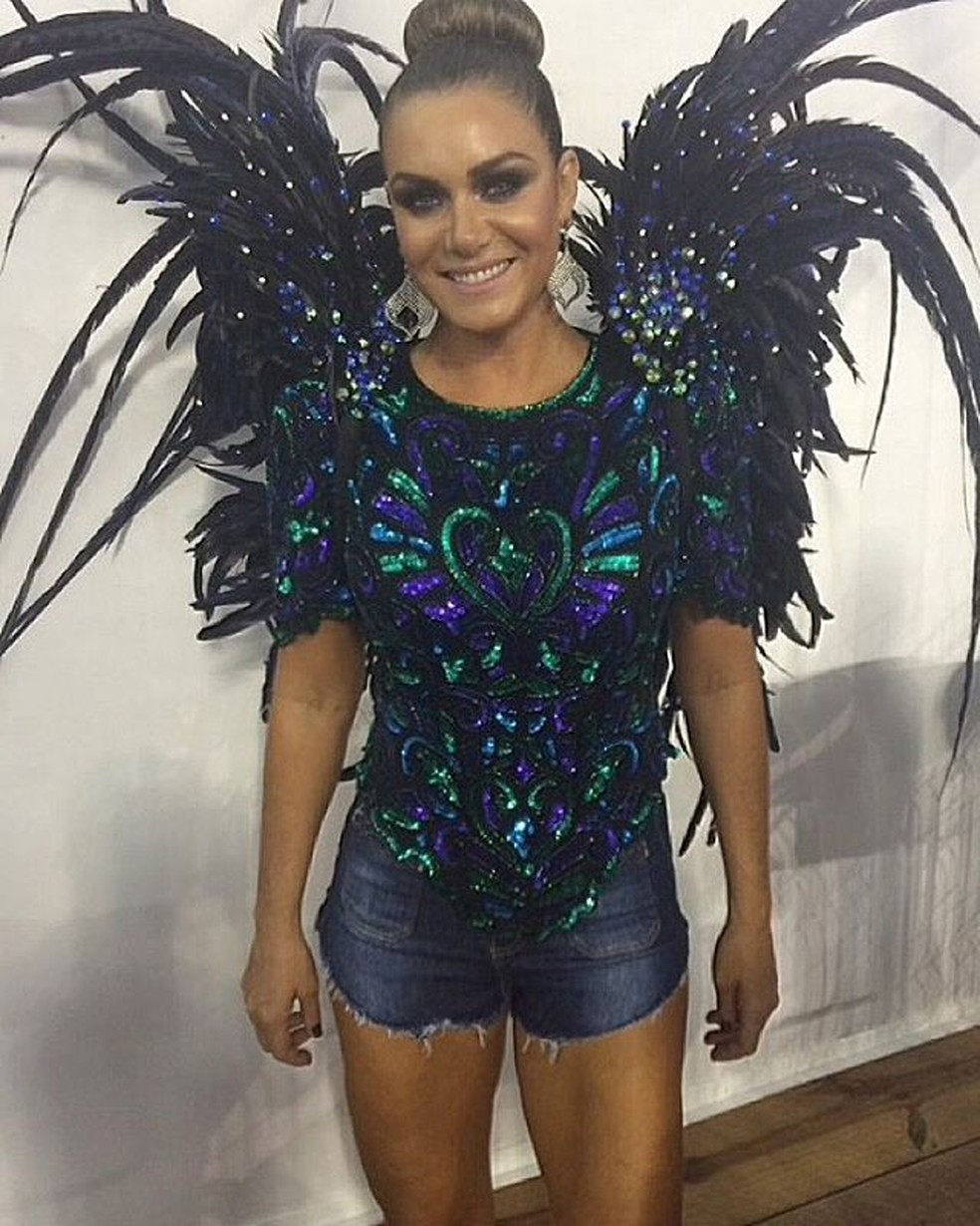 Ex-miss Luize Altenhofen mostra que tem o bumbum na nuca
