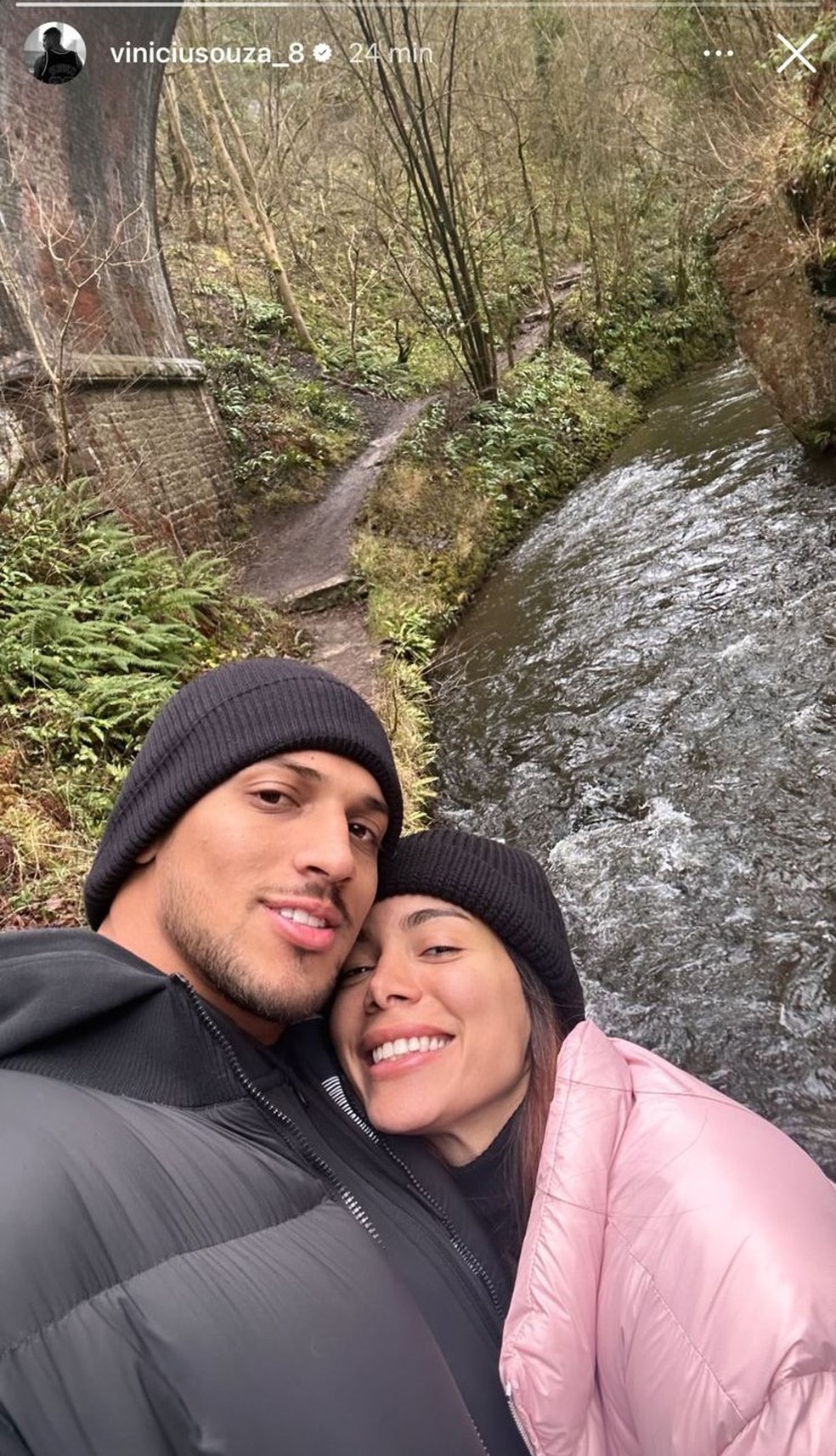 Vinicius Souza posa cheio de carinho ao lado de Anitta, na Inglaterra