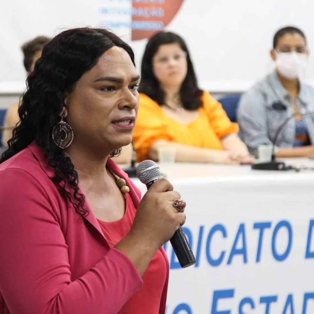 Conheça a história de Alexya Salvador, primeira travesti a adotar uma ...