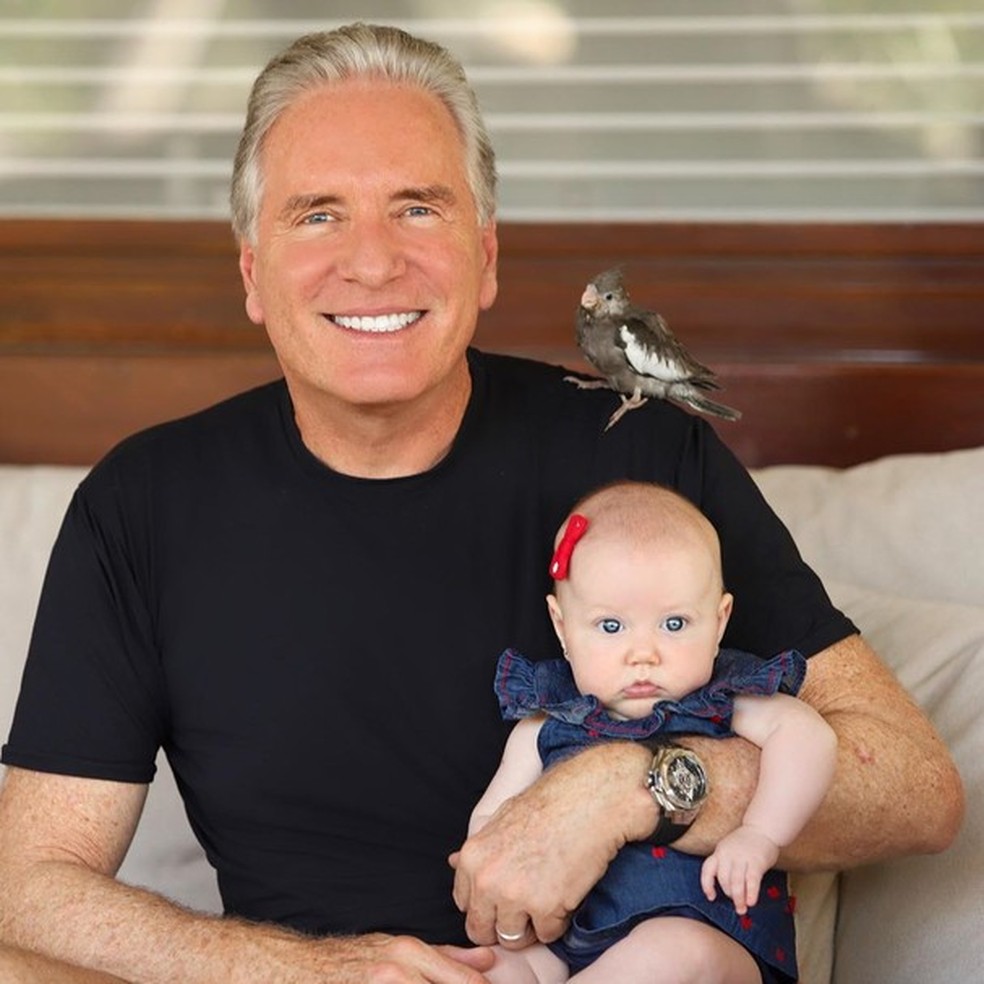 Roberto Justus posa com Vicky e mostra novo bichinho de estimação de Rafa