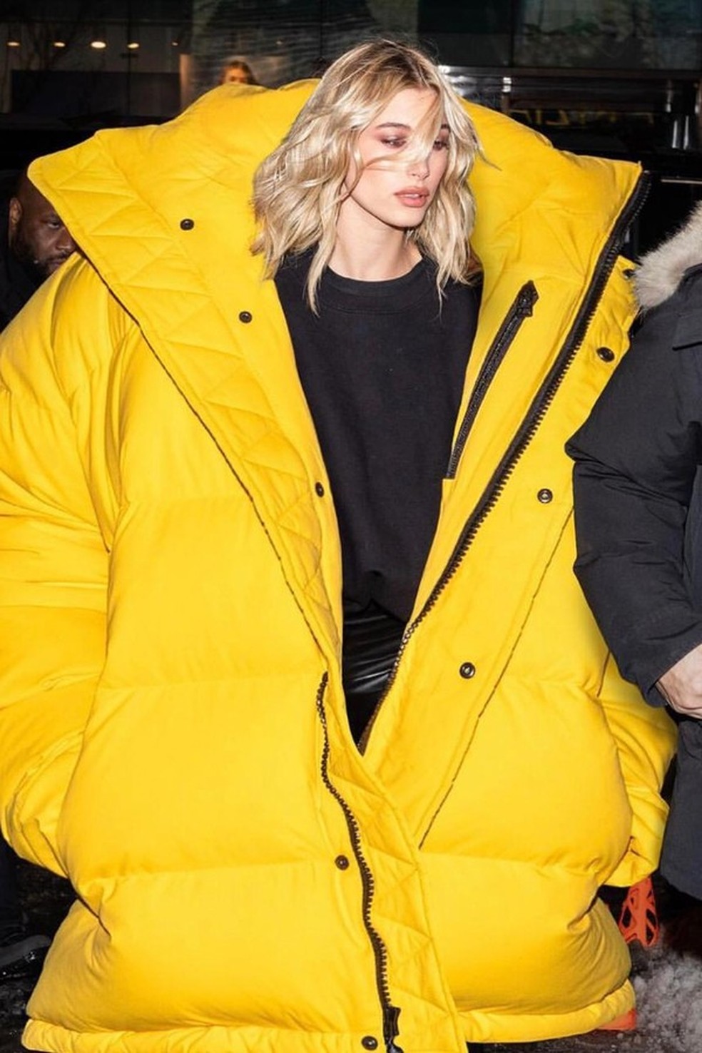 Celebridades usando roupas gigantescas são o novo meme da Internet