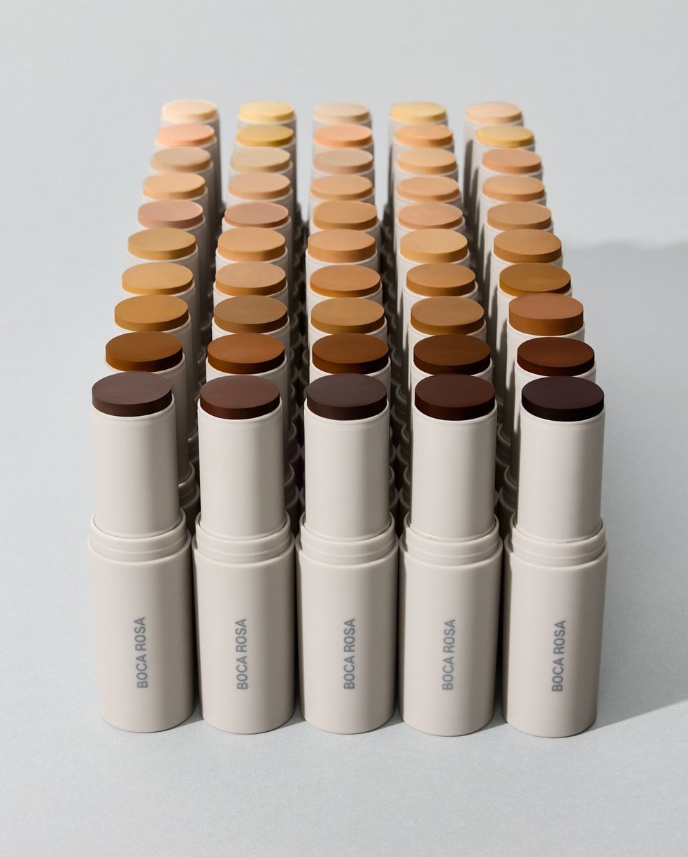Boca Rosa: Glamour testa base, pó compacto e blush cremoso