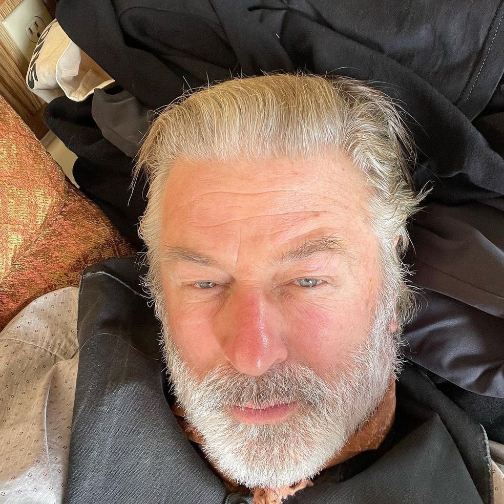 Alec Baldwin celebra aniversário de 92 anos de sua mãe