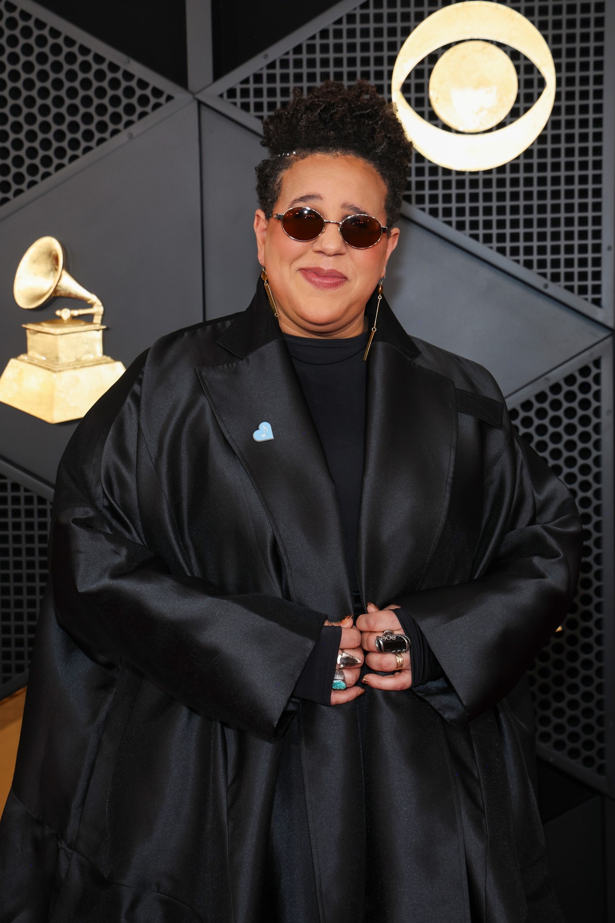 Grammy 2025: o que são os pins azuis usados por celebridades