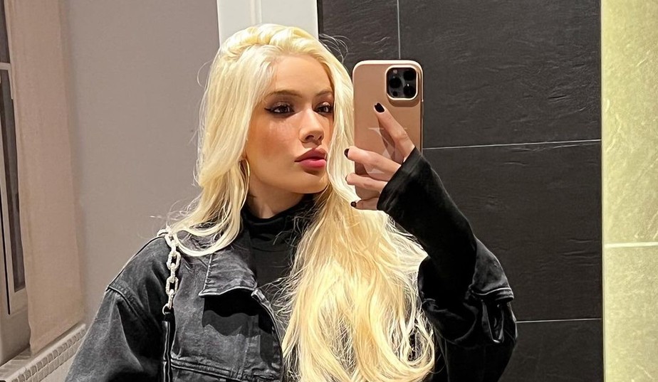 Karoline Lima aposta em body super cavado em look com shortinho e jaquetão