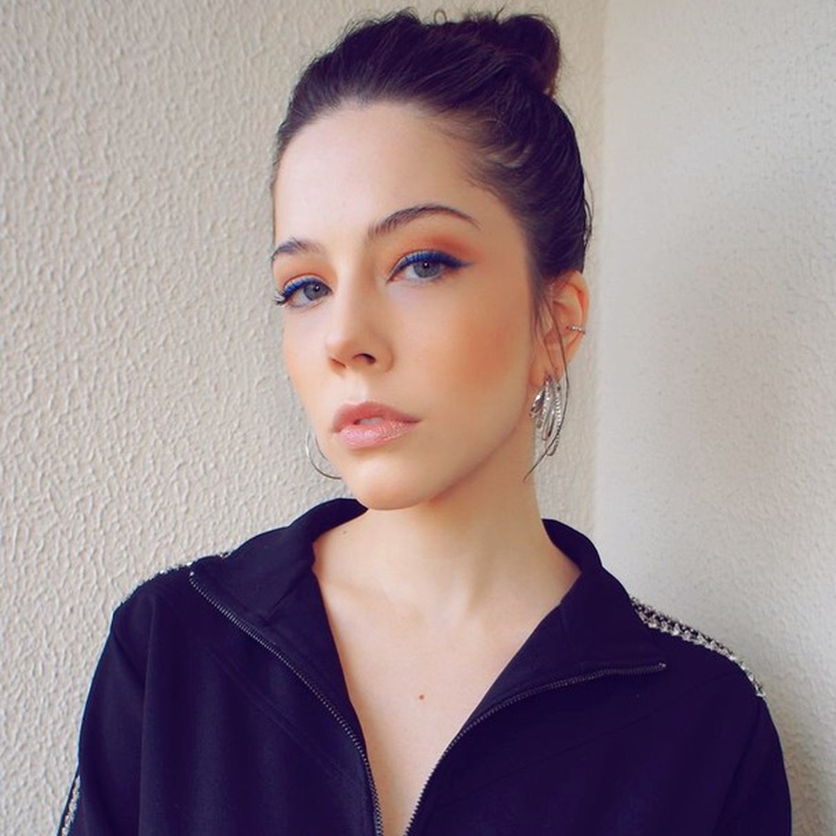 Bia Arantes posta make 'moderninha' e namorado se derrete: 'Te amo'