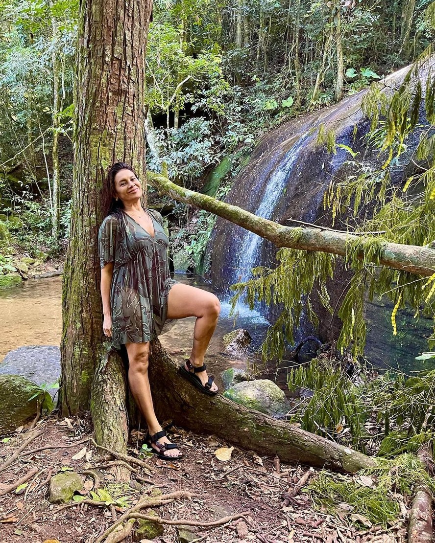 Dira Paes posa para ensaio em meio à natureza: 'camuflada de vida'