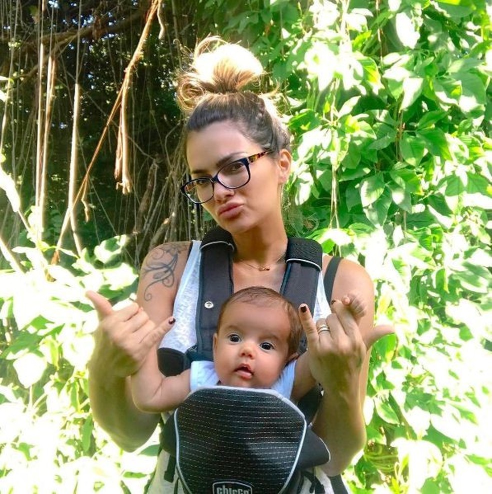 Kelly Key malha na companhia do Artur para não faltar dia de treino