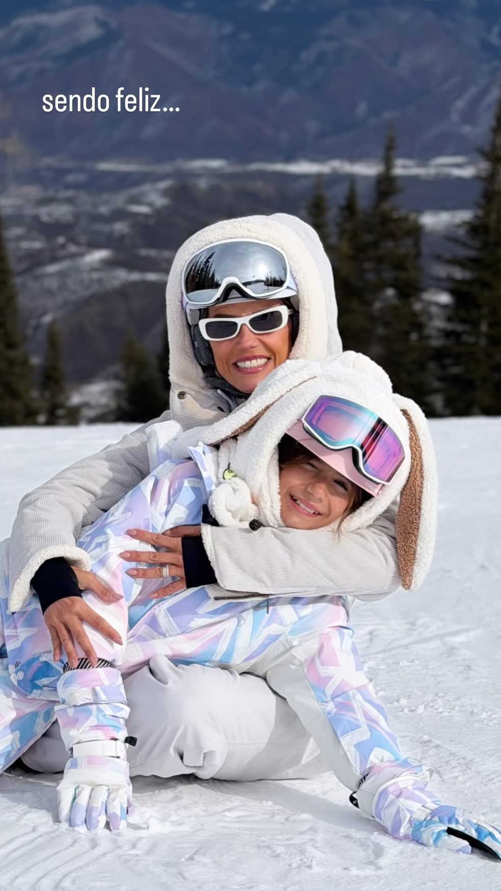 Em Aspen, Deborah Secco se joga na piscina com a filha no frio de -4 °C
