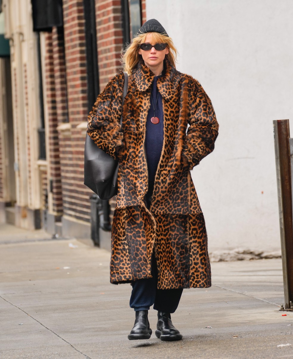 Jennifer Lawrence aposta em look animal print para andar por Nova York