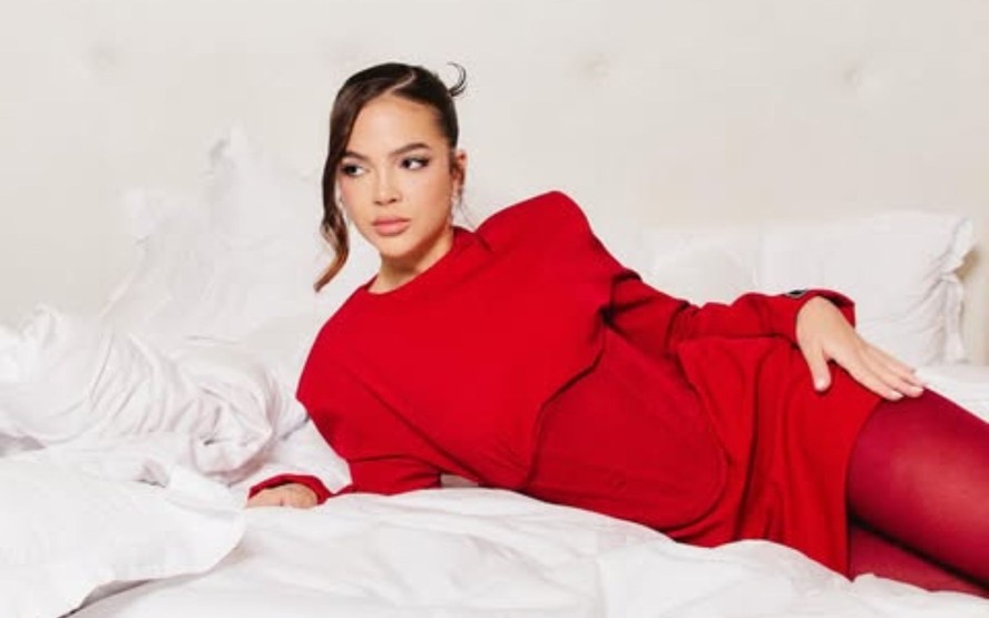 Mel Maia aposta em look monocromático em pré-estreia de nova série