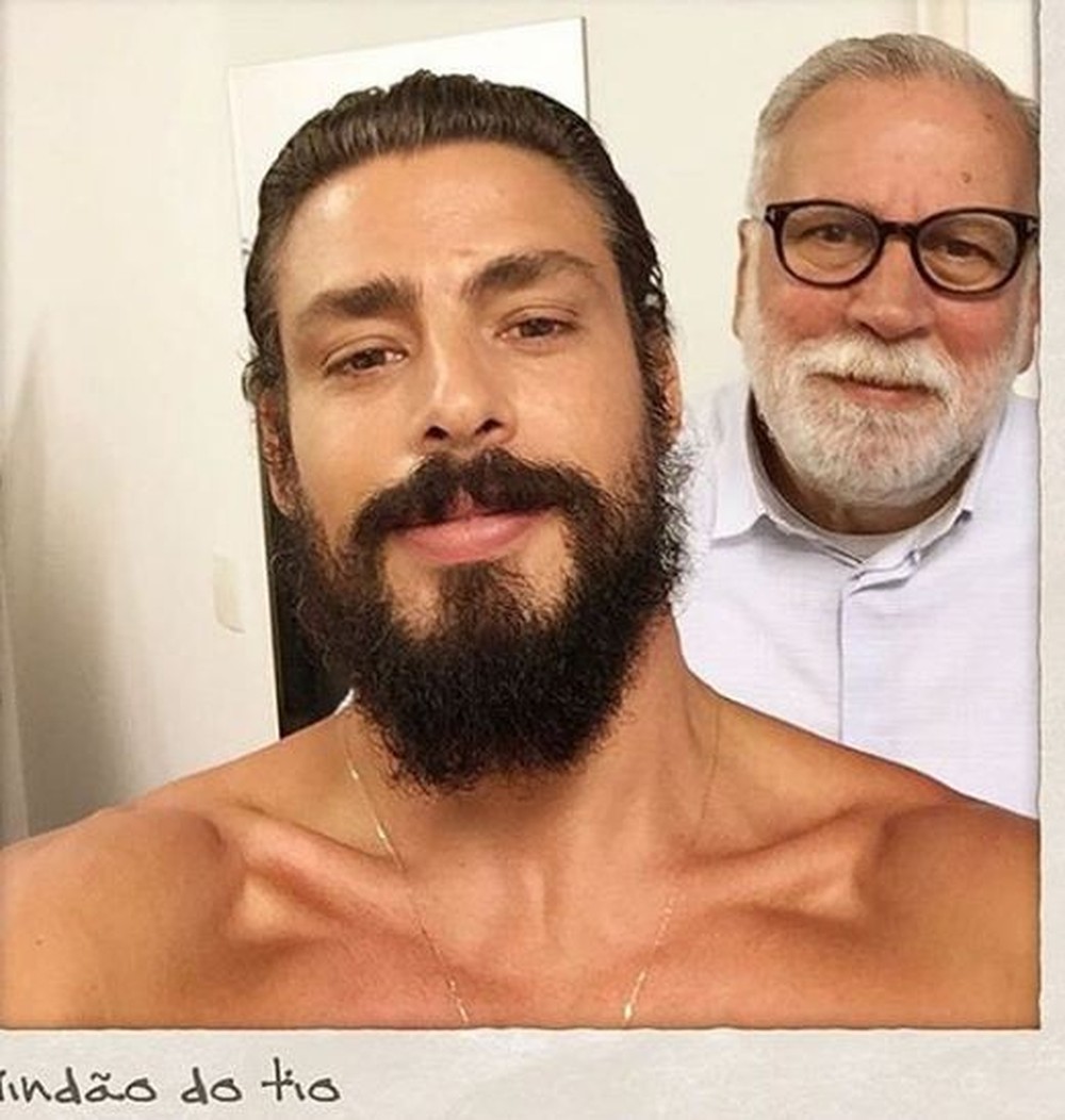 Cauã Reymond recebe cantadas: 'Que barba linda será que arranha?'