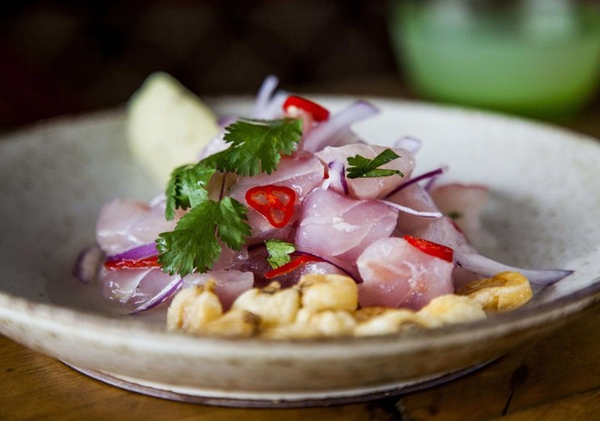 Aprenda a preparar o ceviche clássico de peixe branco do La Peruana