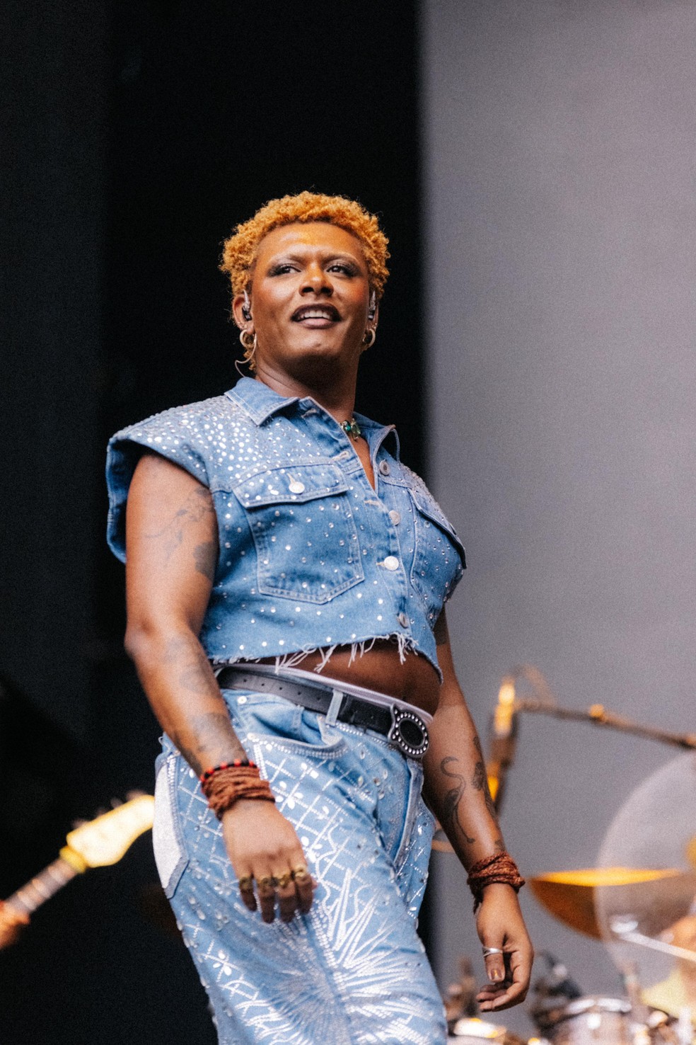 Liniker brilha em look com mais 78 mil cristais para abertura da turnê ...