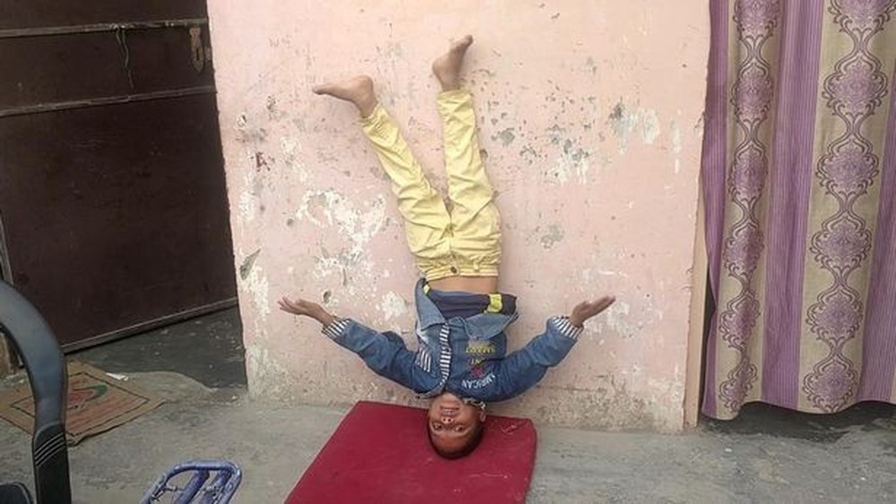 Garoto que nasceu com 'rabo' é cultuado como um Deus na Índia