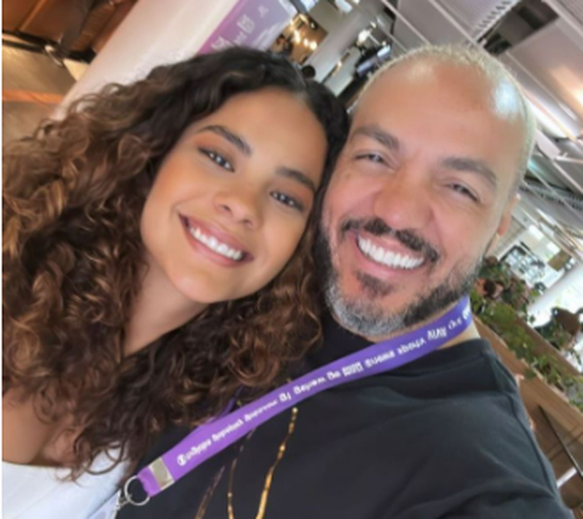 Belo encontra Bella Campos nos bastidores da Globo: 'Minha nora'