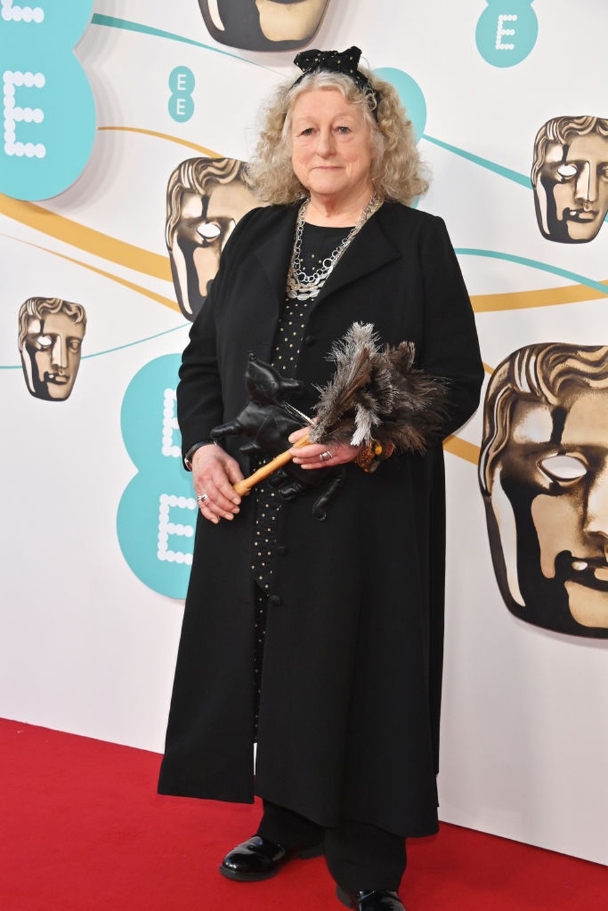 BAFTA 2023: Jenny Beavan inova e leva espanador de pó como acessório