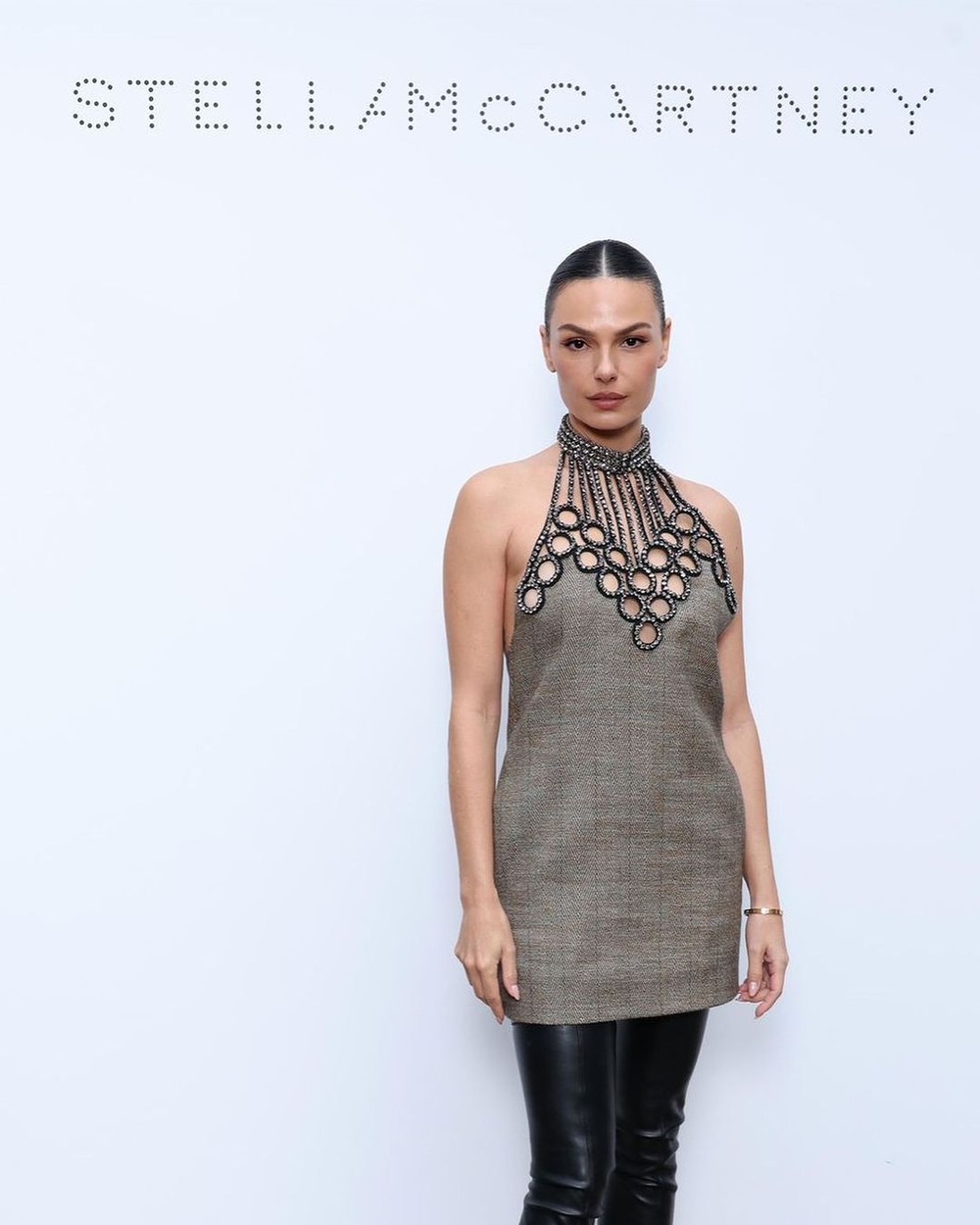 Isis Valverde marca presença em desfile de Stella McCartney e elogia ...