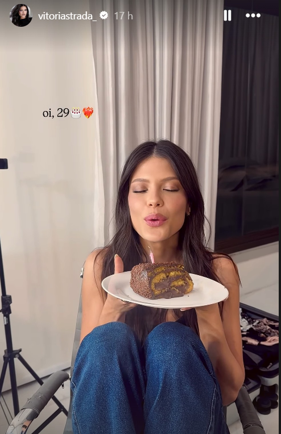Vitória Strada sopra as velinhas e celebra chegada da nova idade: 'Oi, 29'