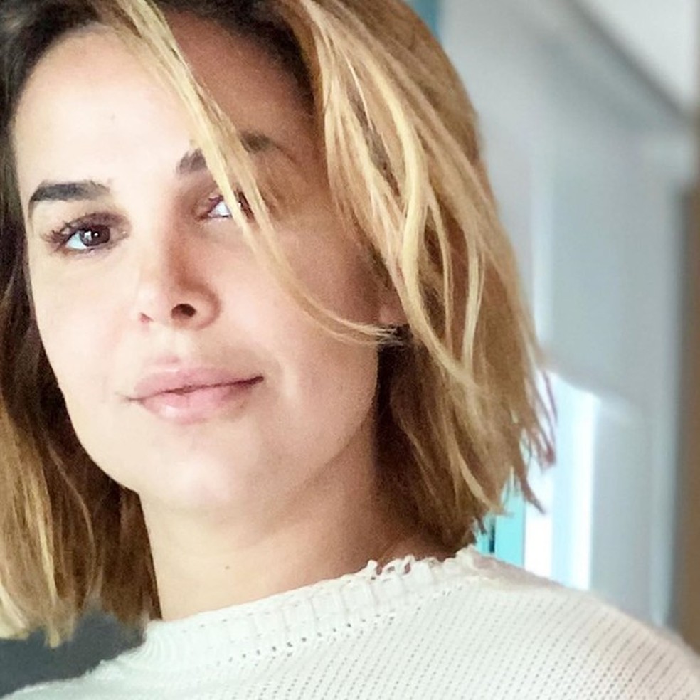 Robertha Portella faz ensaio sexy na cozinha com peças grifadas