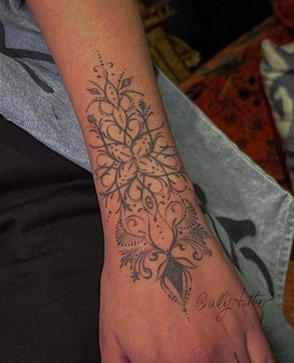 Marcela Mc Gowan faz novas tatuagens