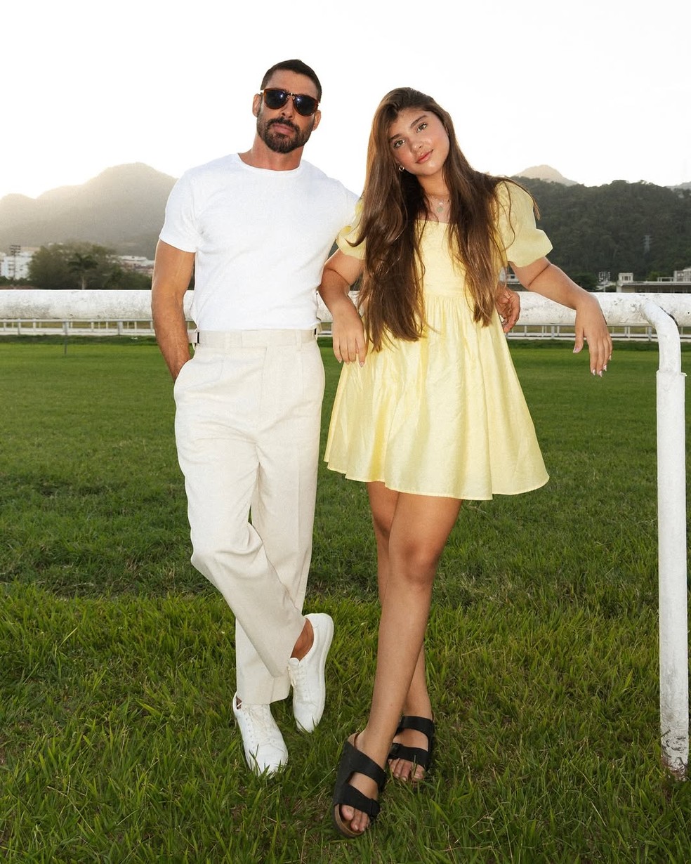 Cauã Reymond posta clique inédito com a filha e impressiona fãs: 'Cresceu'
