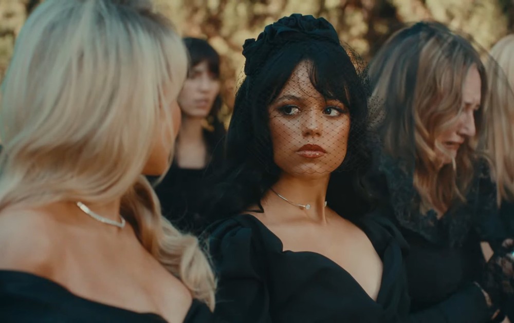 Sabrina Carpenter beija Jenna Ortega em novo clipe