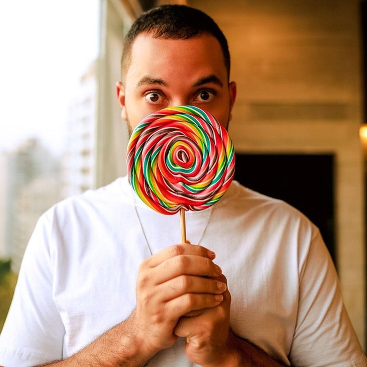 Gil do Vigor arrasa em ensaio fotográfico: 'Tô muito modelo'