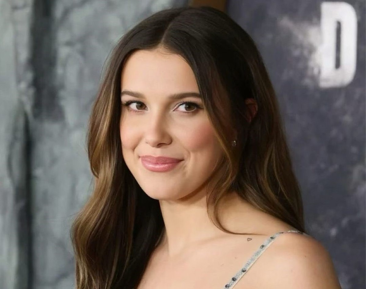 Millie Bobby Brown dispensa maquiagem e usa um adesivo para espinhas durante programa de TV