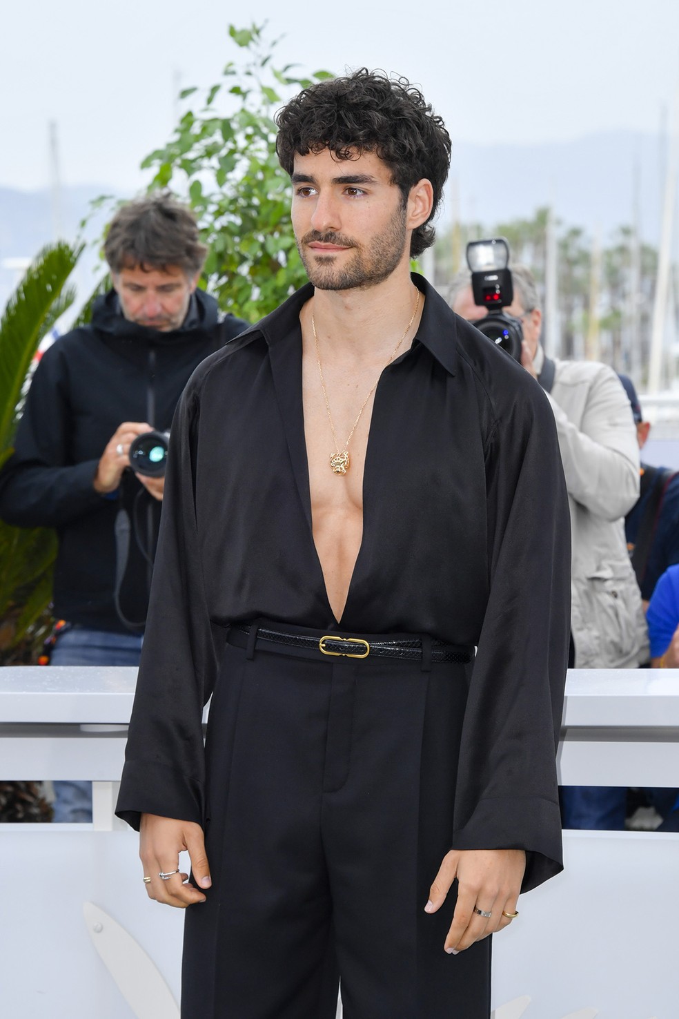 Festival de Cannes 2023: atores mostram sintonia com looks de decote aberto
