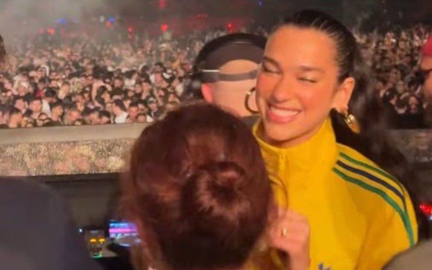 Dua Lipa curte festa com moletom do Brasil após realizar show lotado em SP