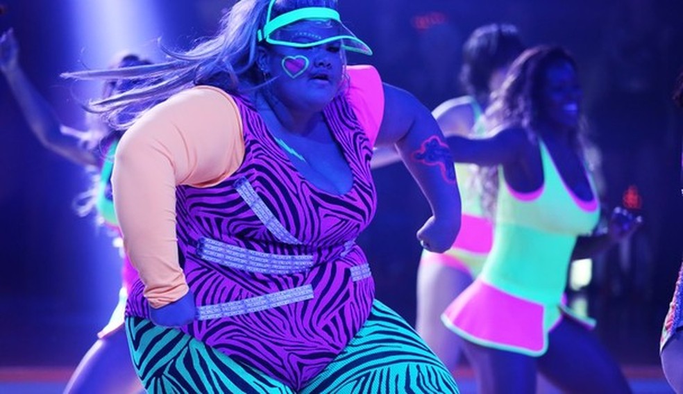 Dançarina plus size de Anitta dá aula de dança em evento gratuito no Rio