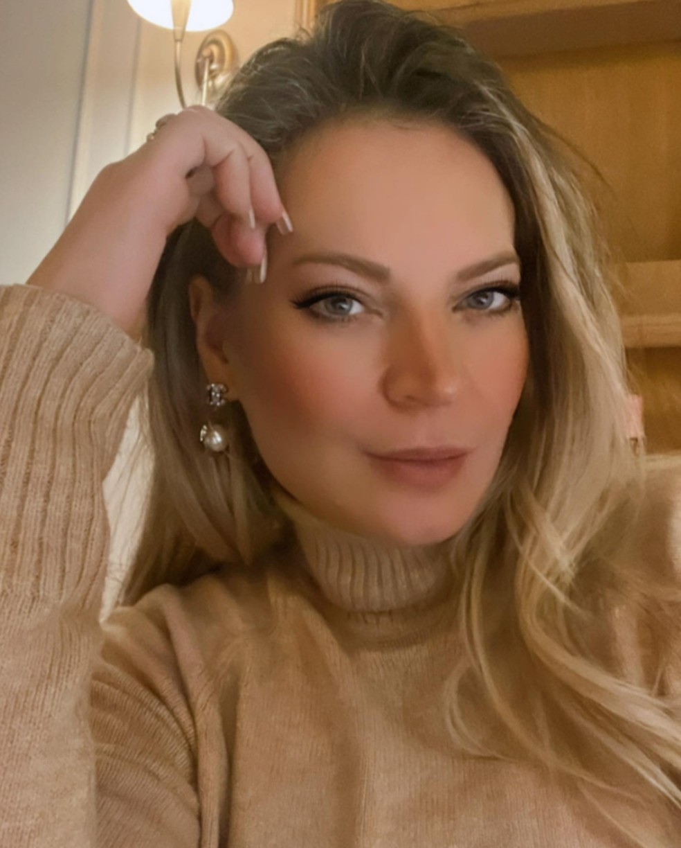 Joice Hasselmann dá bom dia aos seus seguidores ainda na cama