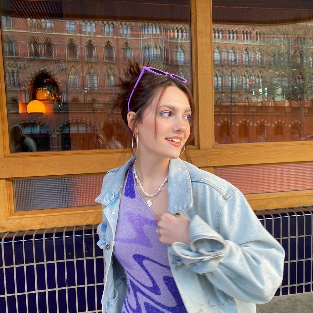 Quem é Emily Carey? Tudo sobre a carreira e o estilo da estrela de ...