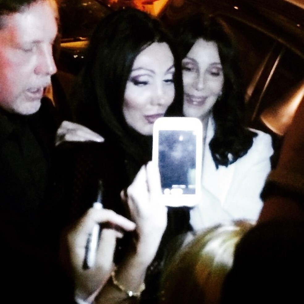 Cher sai em São Paulo e posa com sósia brasileira